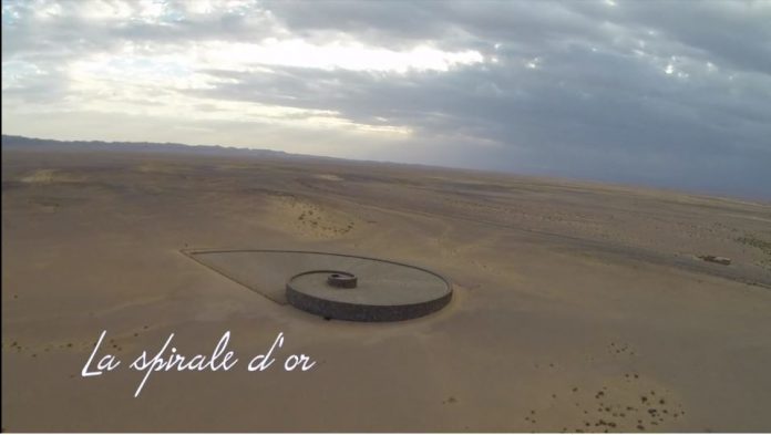 Des sculptures monumentales dans le désert du Maroc